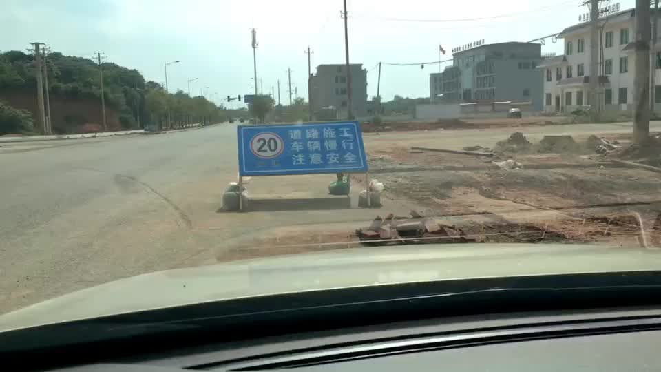 这个交通安全标识告诉我们:前方道路施工安全警示牌「来自懂车帝...