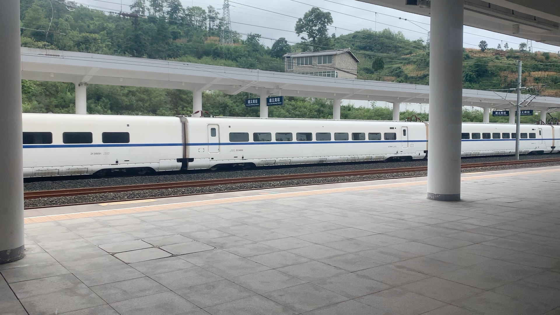 D1797次(重庆西站-北海站)本务成都动车段CRH2A2492遵义南站发车