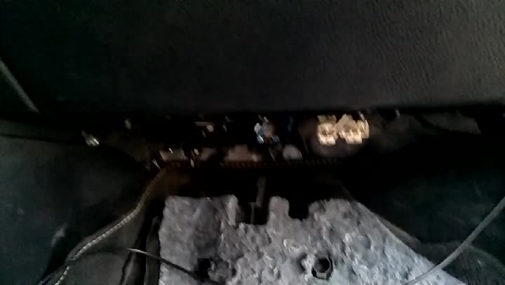 打开卡罗拉的手套箱下面塑料板,更换空调滤芯「来自懂车帝车友圈」