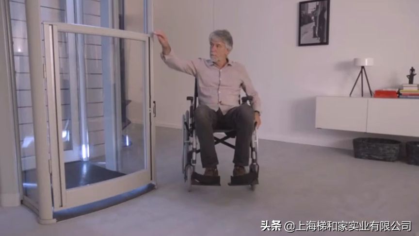 来看看一种风靡国内外的精巧型别墅家用电梯,可轻松进出轮椅哦