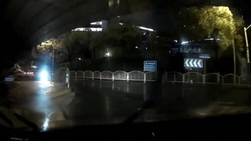 电动车逆行未开灯,视频车转弯直接撞上,谁是主要责任?