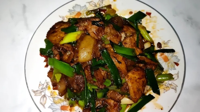 家庭版蒜苗回锅肉,肥而不腻,超级下饭,我能多吃一碗饭,太香了