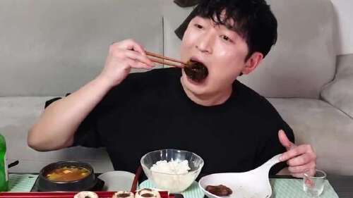 韩思聪烤牛舌翻车现场!烧酒怂了?上次白酒直接喝断片!