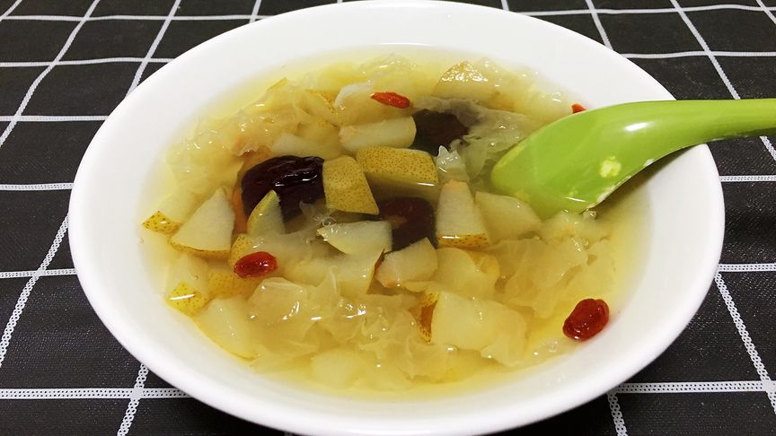 这才是做冰糖雪梨银耳汤的正确方法,简单美味,香甜可口