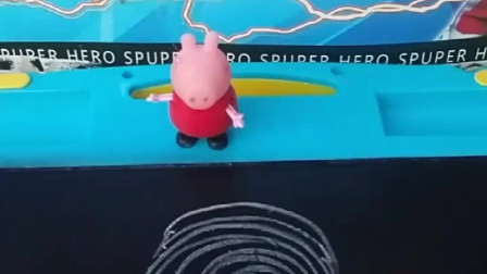 小猪佩奇发现一个画板,在上面画的棒棒糖变成真的了,画板好神啊