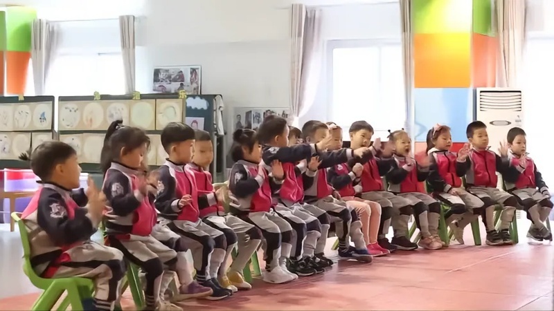 小班律动游戏《小手爬》 视频+教案+配乐+课件