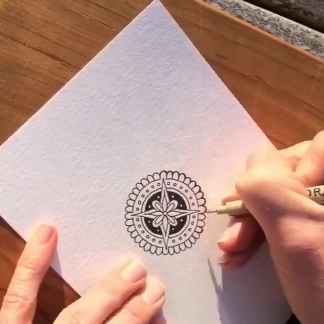 掌握装饰语言和形式美的规律, 学习设计基础手绘必备参考。 图形设计...