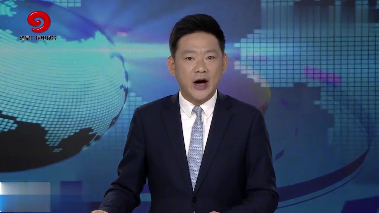 酒泉市广大群众收看神舟十六号载人飞船发射直播.