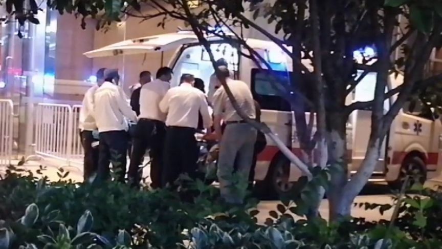 高档写字楼突发事件,警车急救车联动十万火急物业管理亟待提高啊