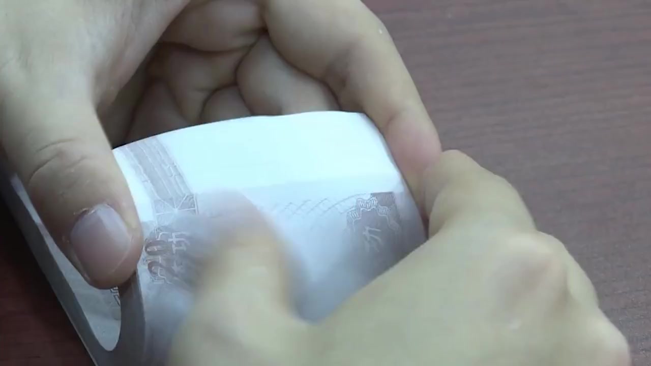 银行小哥花式“数钱”技巧让老外大开眼界,老外:大脑怎么计数!