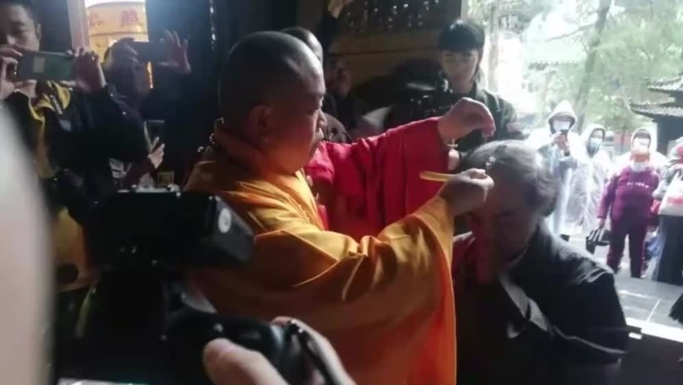 台湾漫画家蔡志忠在少林寺剃度