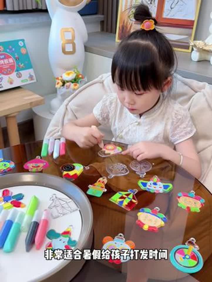 休息在家跟孩子一起diy胶画挂件~简单好玩,安全无异味,完成后可以挂...