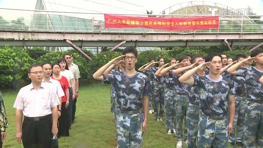 56个民族是一家!我们都是护旗手,与少数民族新生共升国旗