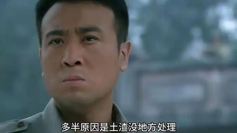 男人在清理马桶的时候发现,里面装的不是大便竟然全是土渣