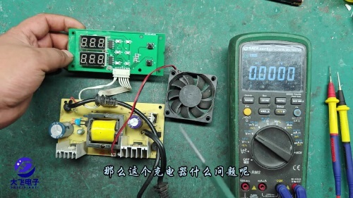 电动车充电器维修案例第167集:输出电压低 (1)
