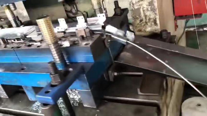 连续模一出二,分料方式绝了。能正常使用的办法就是好办法。