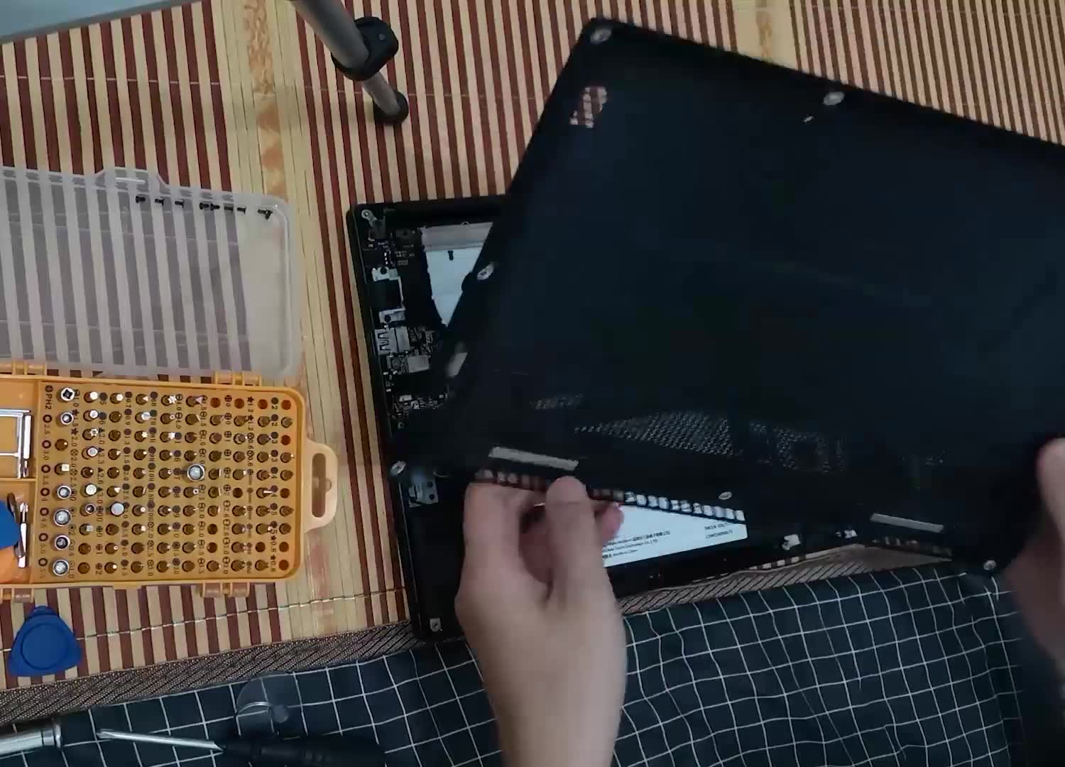 机械革命 S1Pro 拆机加装固态硬盘和内存条教程