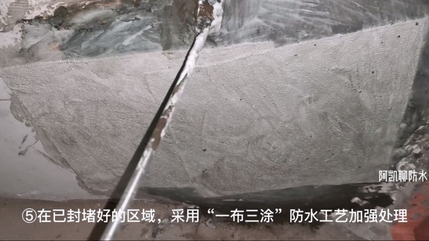 卫生间漏水不用砸砖了,现在流行这种补漏做法,看了你也会