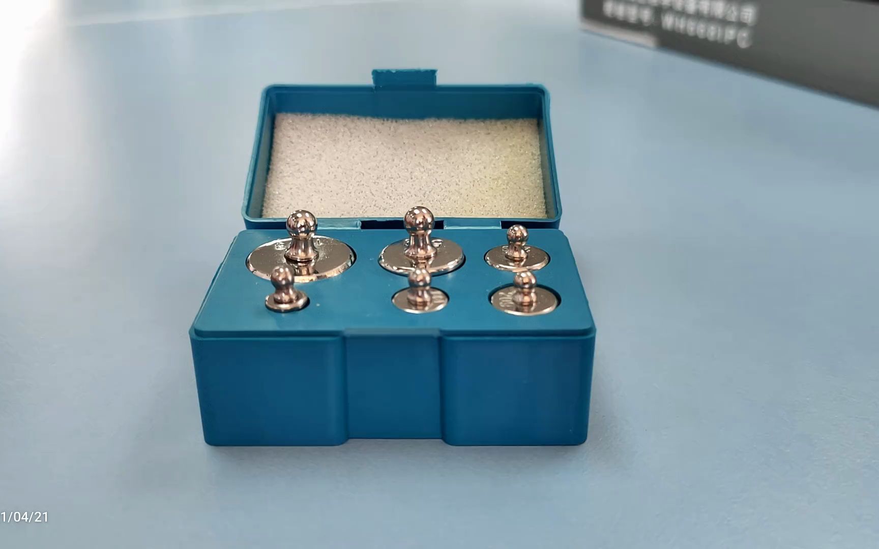 103使用镊子加减砝码的正确操作方法