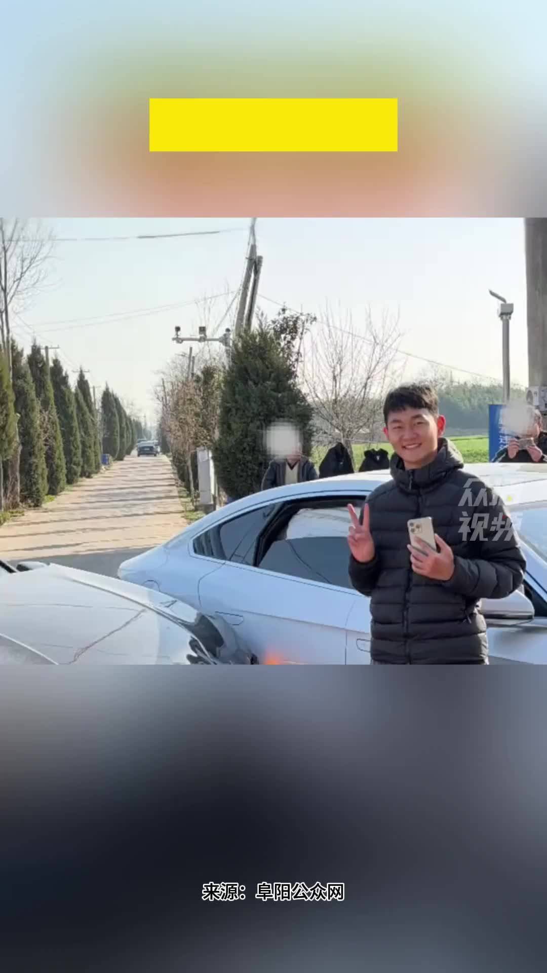 小伙驾车出事故,刚还清车贷的宝马撞毁了,小伙微笑合影