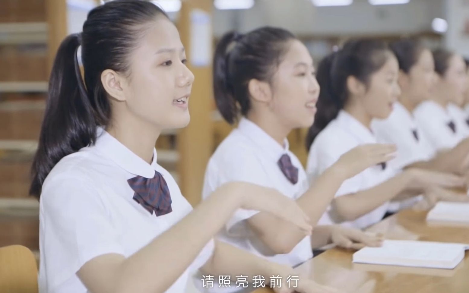 秒杀《学猫叫》!00后演绎《夜空中最亮的星》手势舞,太惊艳了