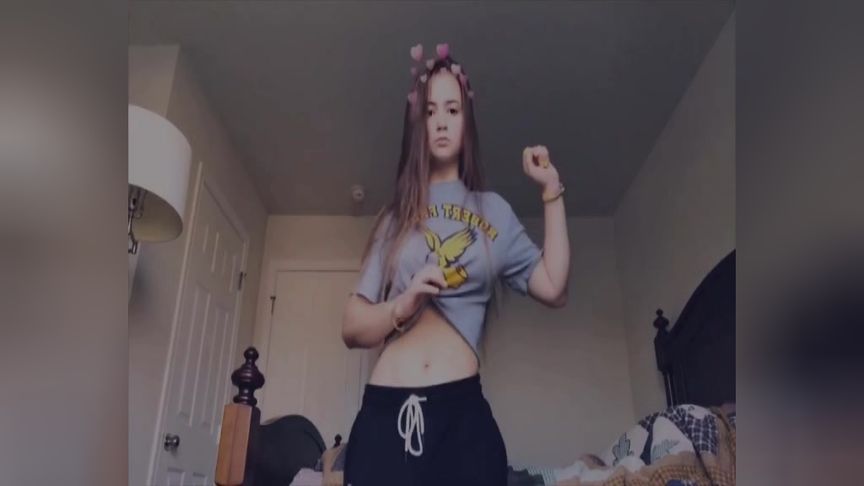 美丽的小女孩教你如何学习肚皮舞