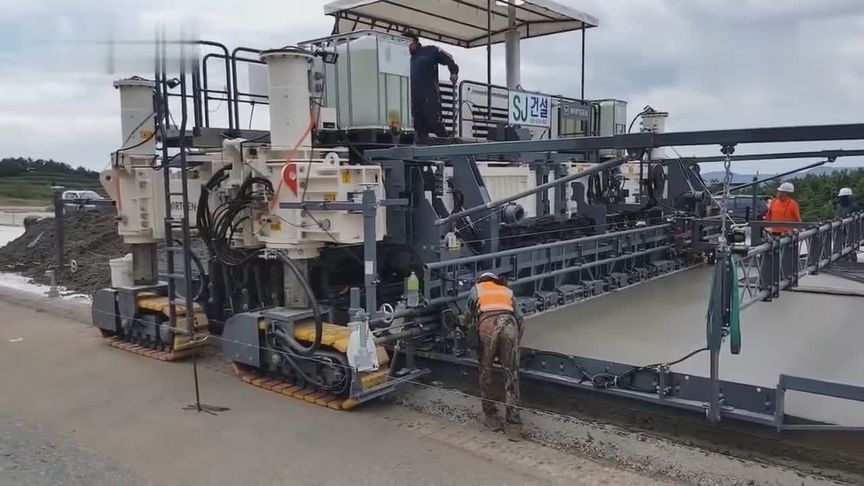 工地实拍,混凝土路面是如何浇筑的