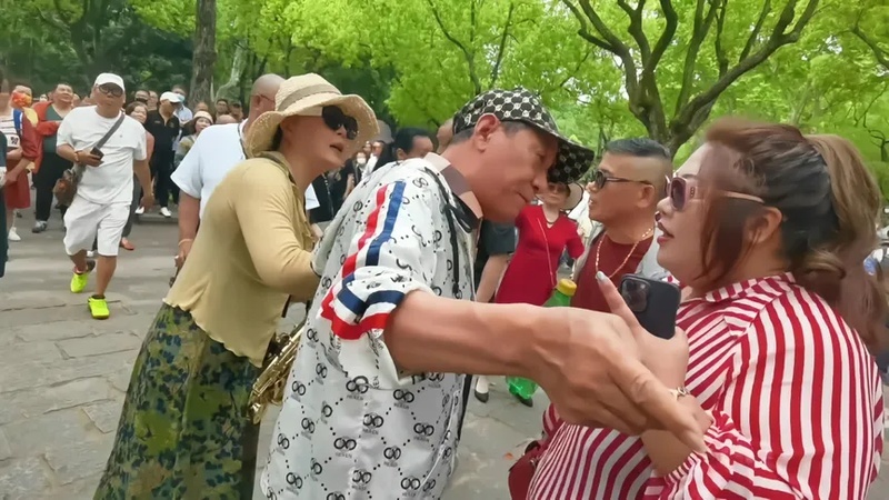 虹口公园保安管理似乎不太合理,园内有人能随意唱歌和围观