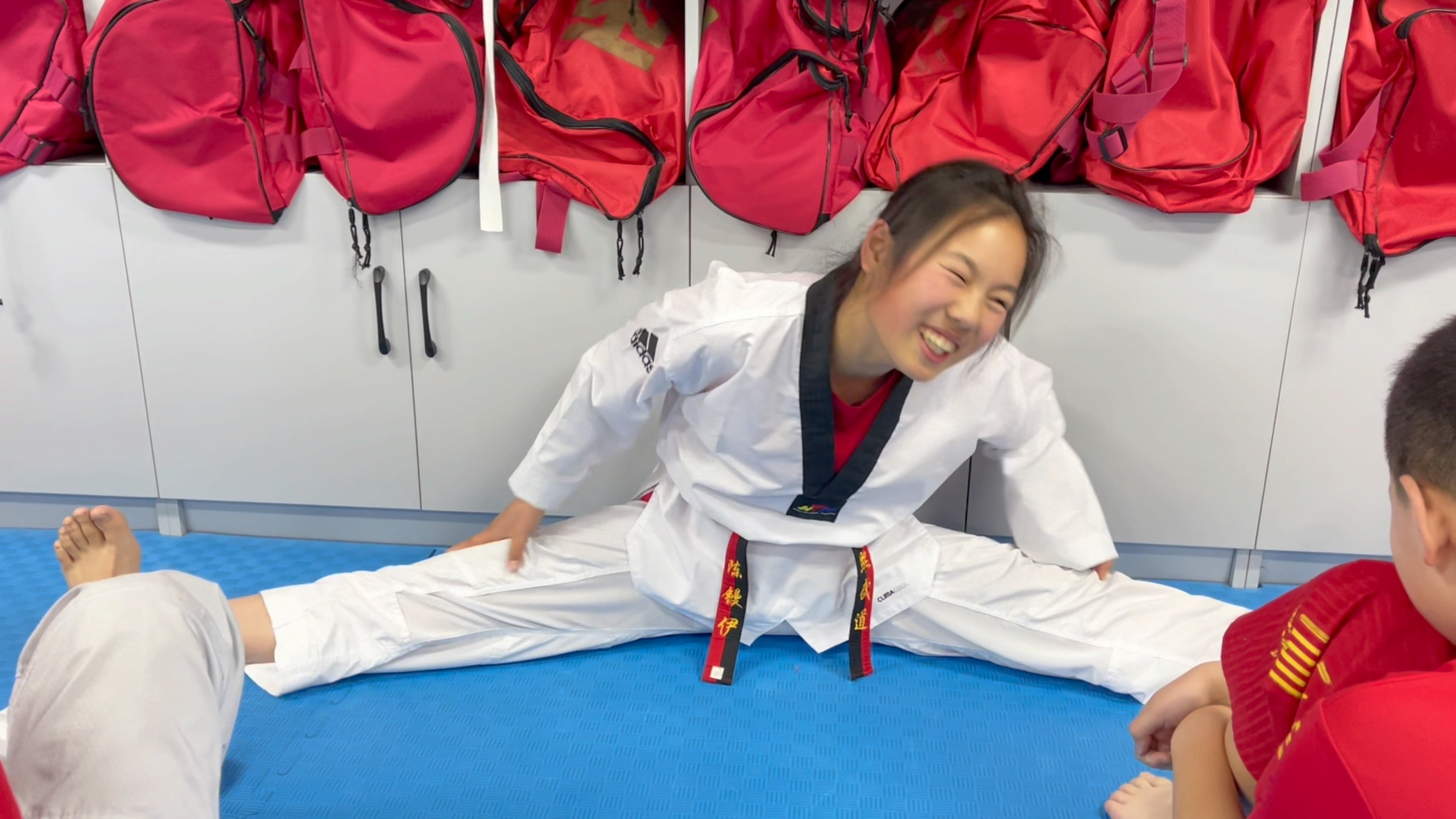 劈叉加挠痒痒,孩子们的表情都很到位