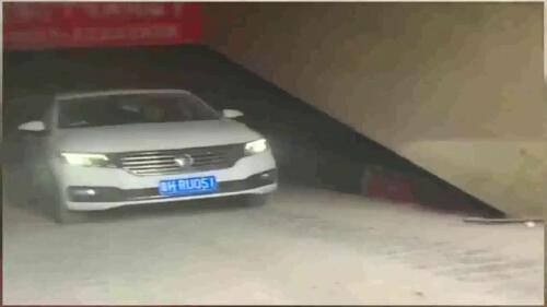 大哥后悔买了手动挡,每次从车库出来,都要考一遍陡坡起步!