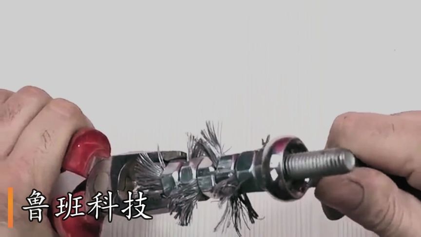 钢管内部生锈怎么解决?小伙自制小工具轻松解决!