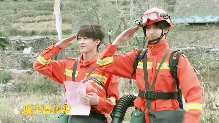 何洛洛带领队员向村民宣传森林防火知识,正能量满满!