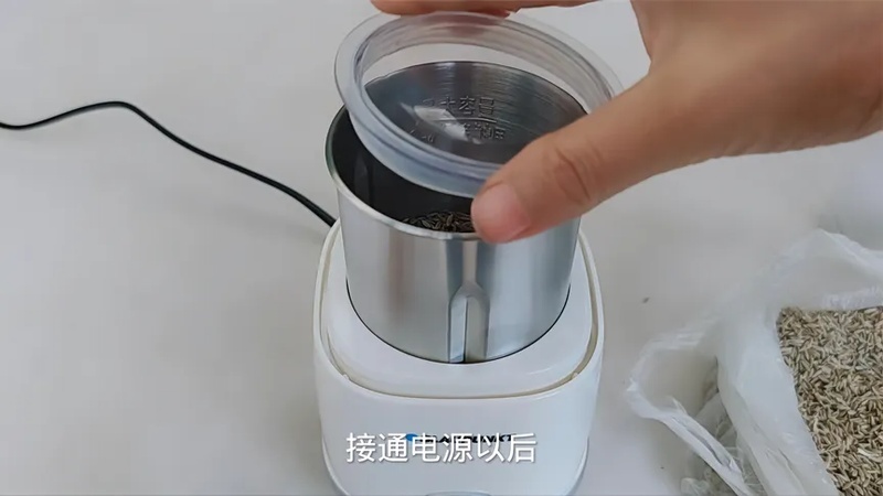 开箱一台研磨机,整体比巴掌大一点,看完研磨的孜然爱了