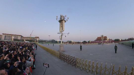 原来北京首都天安门广场每一天升国旗的时间都是不一样的看这个月
