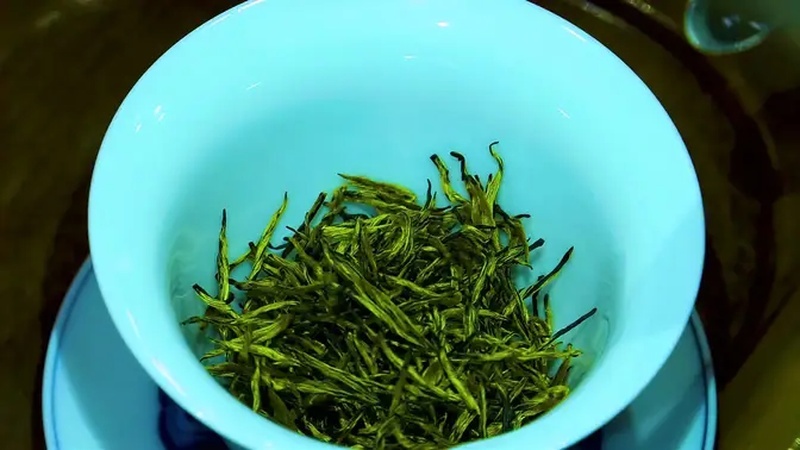 松针茶制作方法:先用开水打湿再冲泡