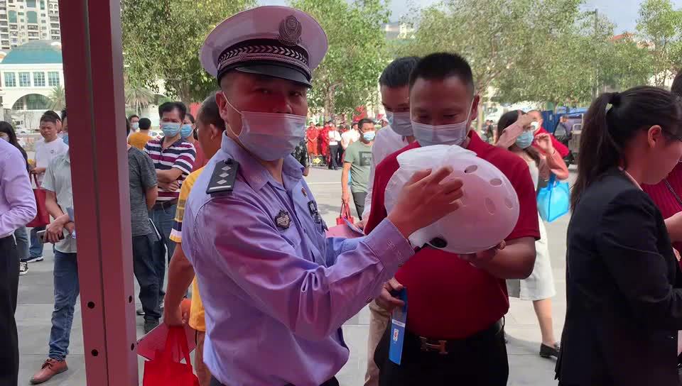 【交警蜀黍in花都】头盔戴起来,姿势会更帅[酷][玫瑰]!19日上午,蜀黍在...