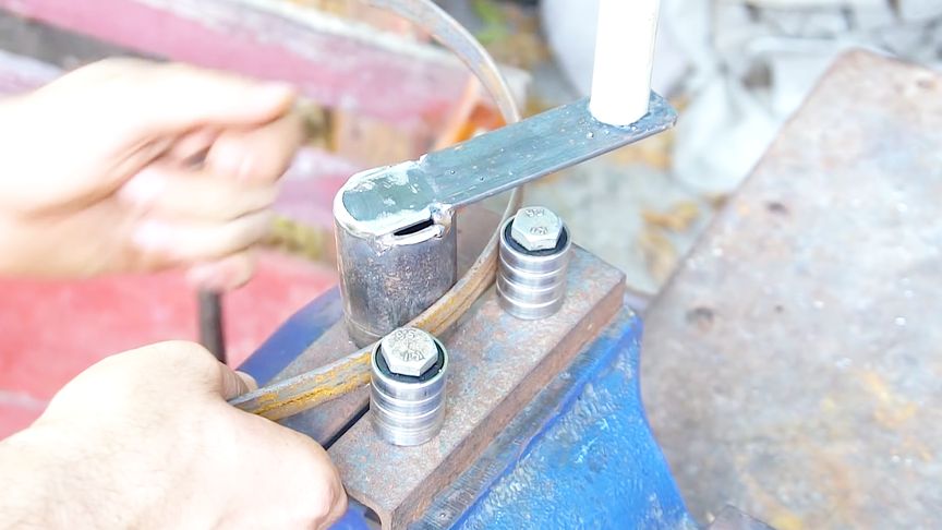 几个轴承做成的铁板弯弧工具,做个圆形很简单