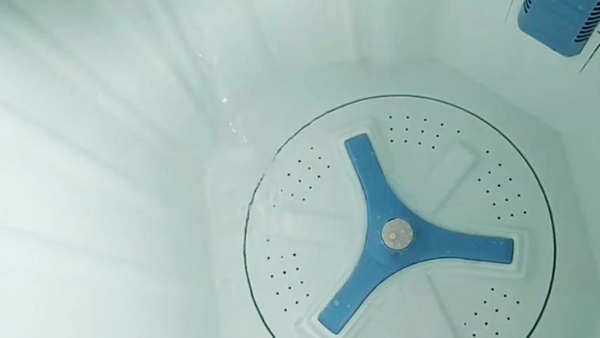 老外买了台海尔全自动洗衣机,拆开包装发觉不对,一试机气坏了