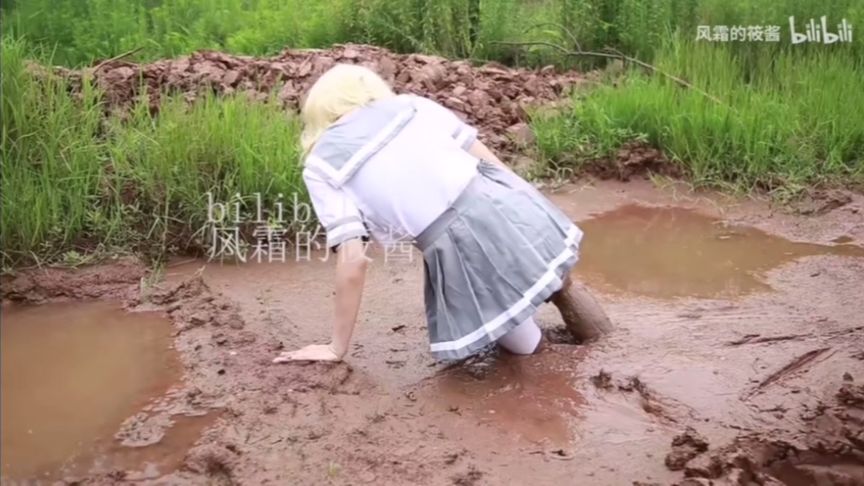 美女小皮鞋踩泥