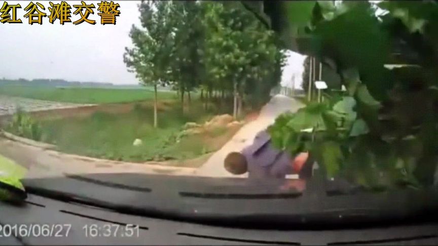 交通安全警示:经过乡村路岔道口,一定要谨慎驾驶