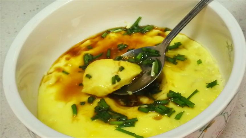教你用微波炉做鸡蛋羹,又快又好,和蒸锅做的一样香嫩、入口即化