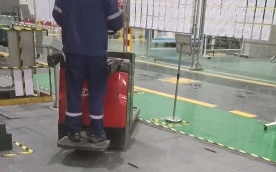 西安中力电动托盘搬运车维保,更换平衡轮、设备润滑、电路排查