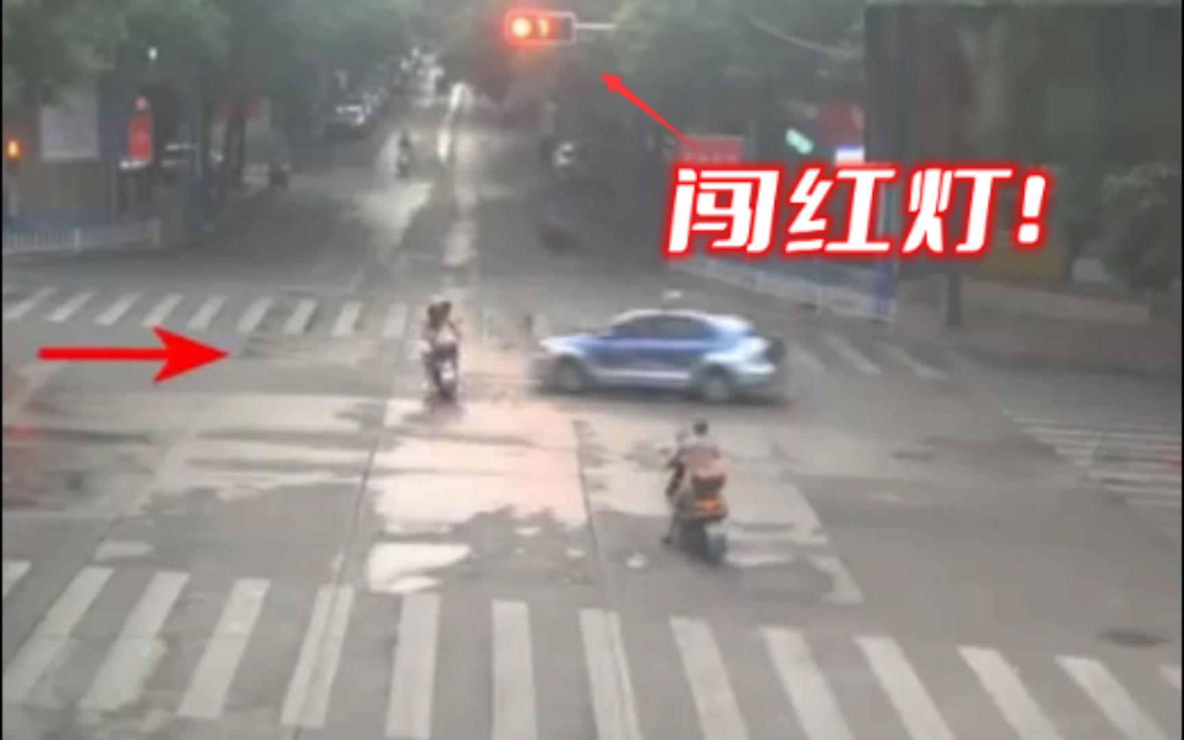 车祸合集第51期:电动车不戴头盔违规带人闯红灯,被出租车当场撞飞