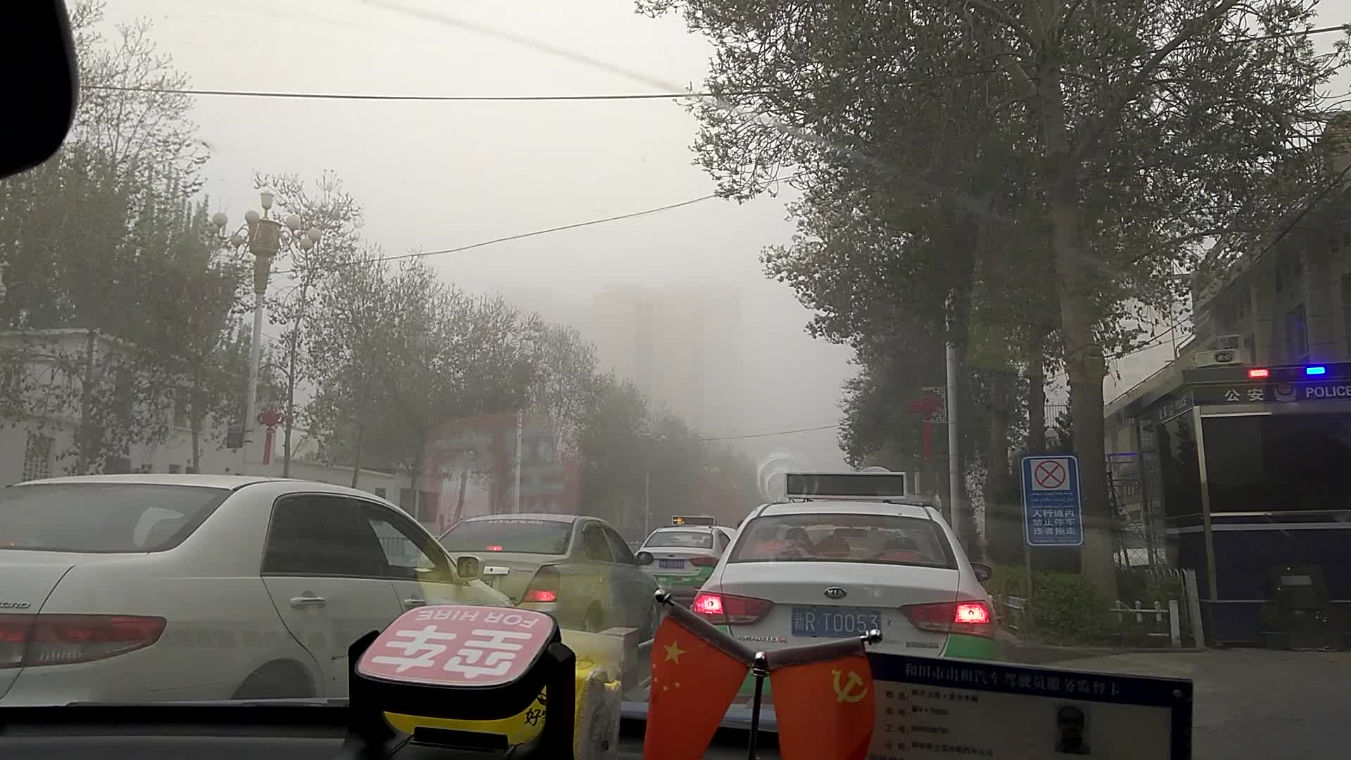 和田好大的沙尘,航班取消,改到明天。