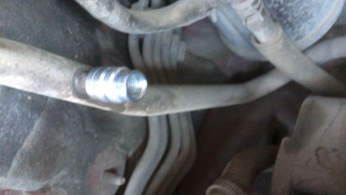 大家帮我看看空调低压口是不是漏,高压口很正常,泡沫好久才消失