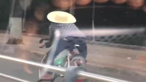 动漫式骑自行车方式太牛了,真的很快乐!