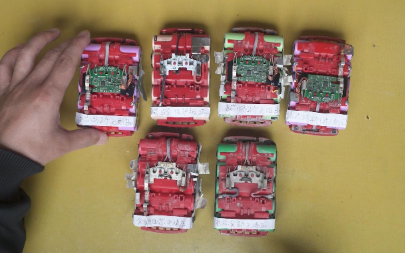 德国博世18V锂电池 国产越来越减配了 拆开几个给大家对比一下 一个...