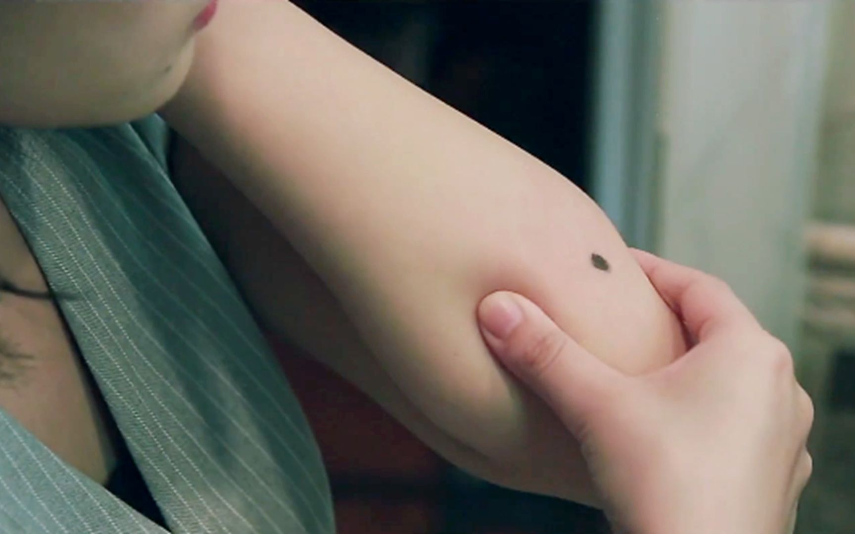 强迫症女孩身上沾了一滴墨水,怎么洗都洗不掉,于是拿来了锉刀