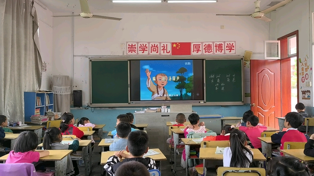 在音乐课放《中华传统美德故事》的片头曲