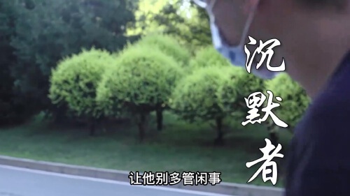 男人看到女孩遇险,却选择视而不见